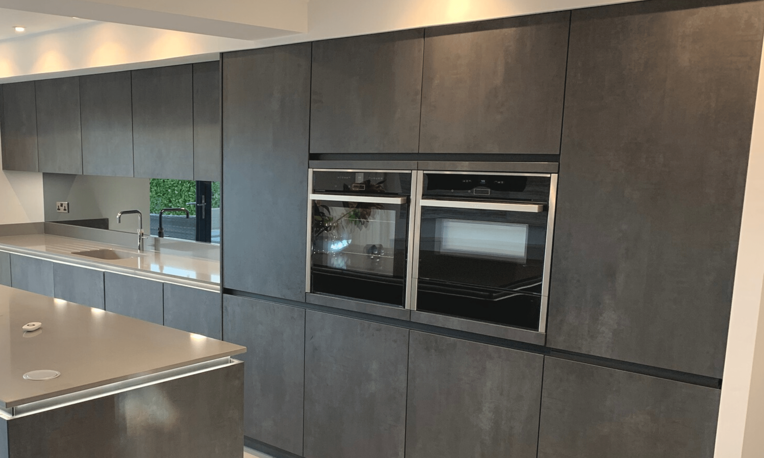 Industrial Meets Elegance In This Contemporary Handleless Kitchen ...