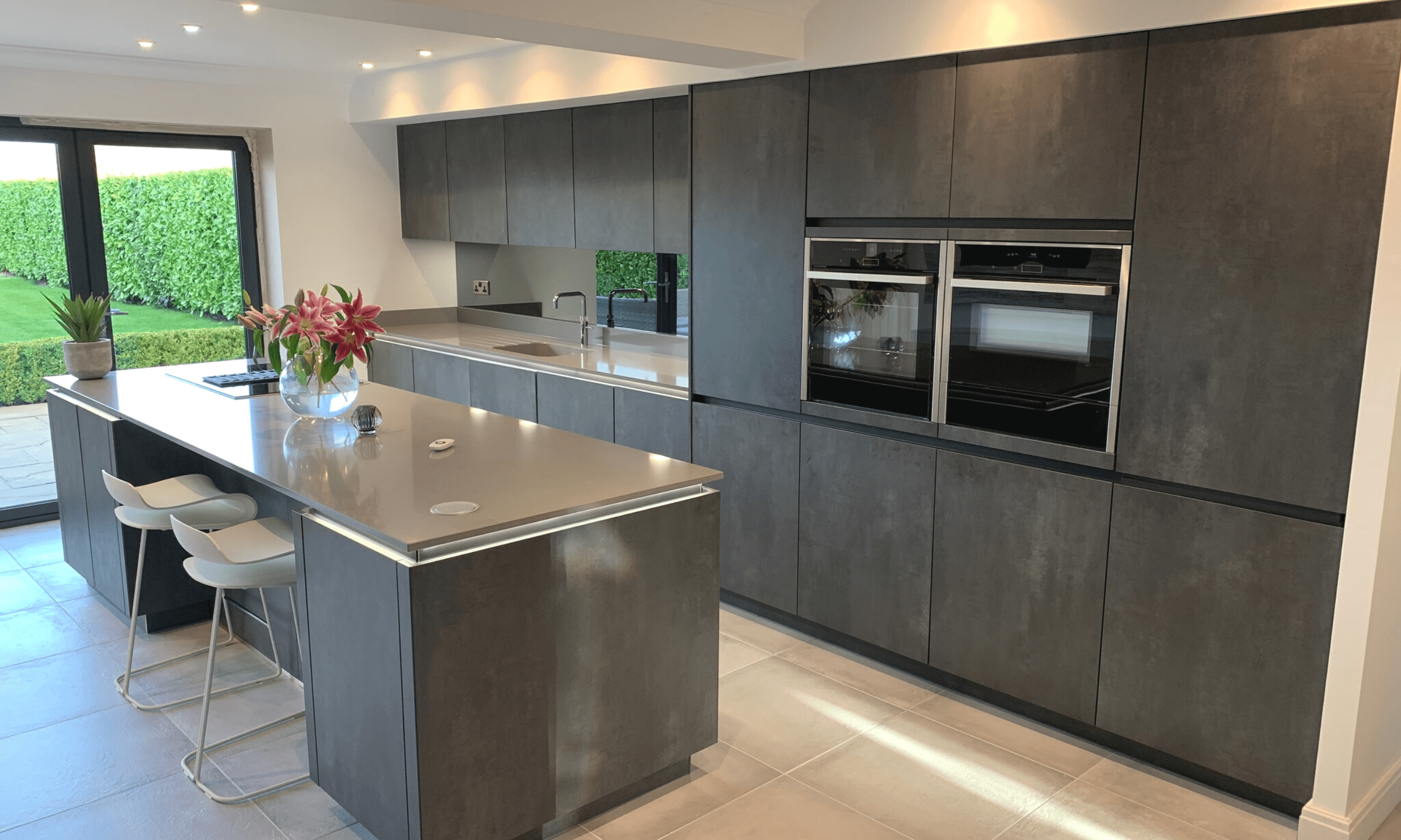 Industrial Meets Elegance In This Contemporary Handleless Kitchen - Tolle Kitchens