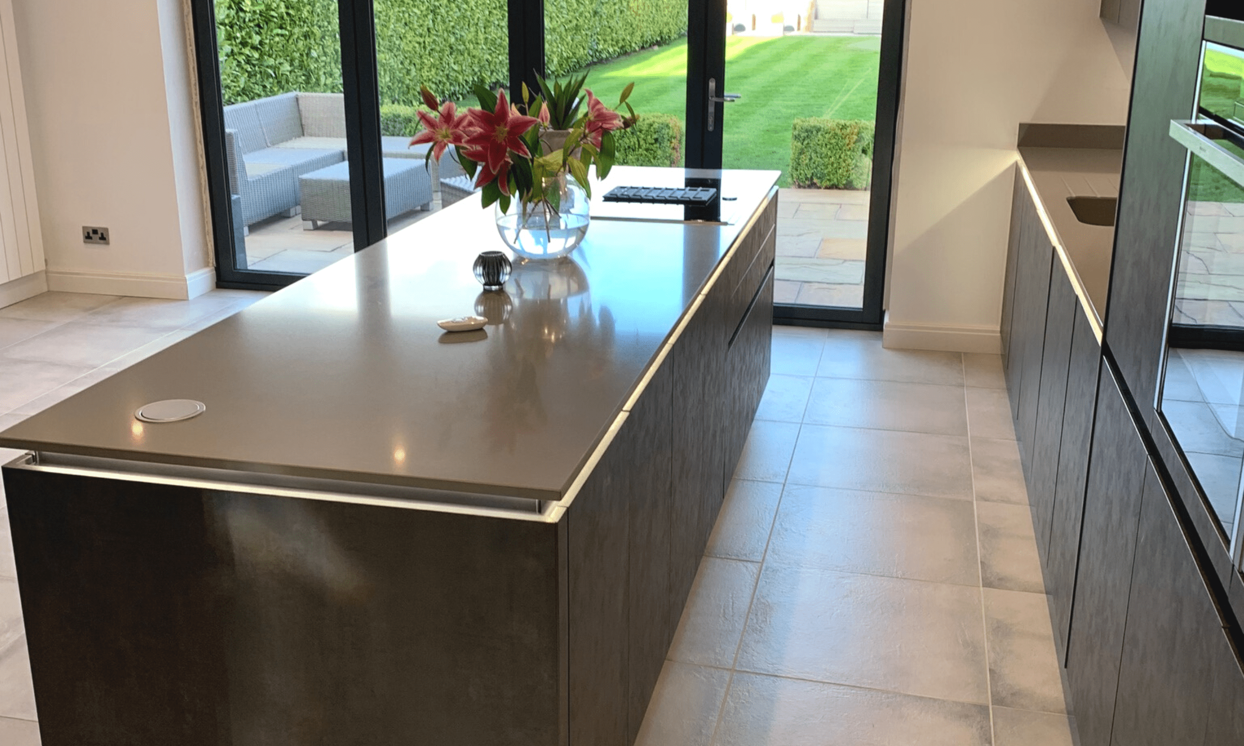 Industrial Meets Elegance In This Contemporary Handleless Kitchen ...