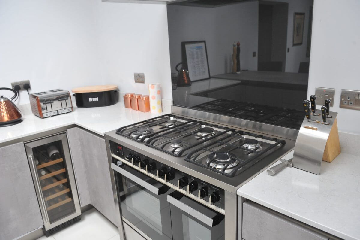 Style Meets Function In This Contemporary Handleless Kitchen - Tolle ...